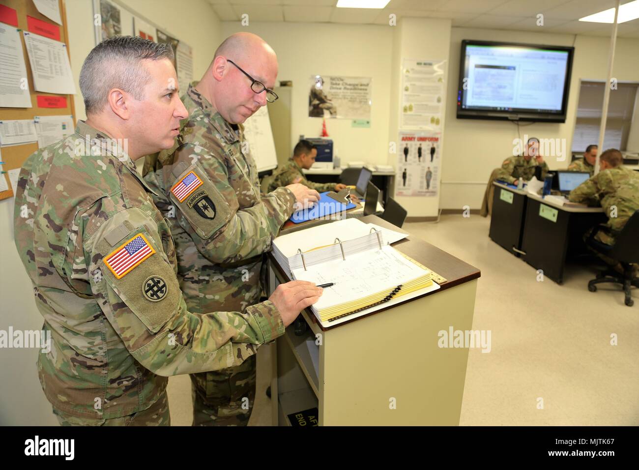 Sgts. 1. klasse James Payne und Jason Boyles mit Regional Training Site ...