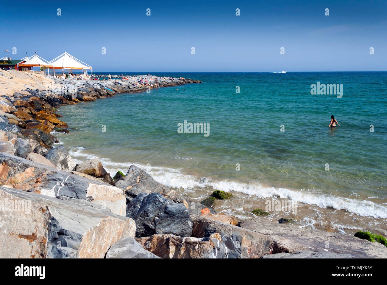 Mediterraner strand sonnenbaden meer -Fotos und -Bildmaterial in hoher ...