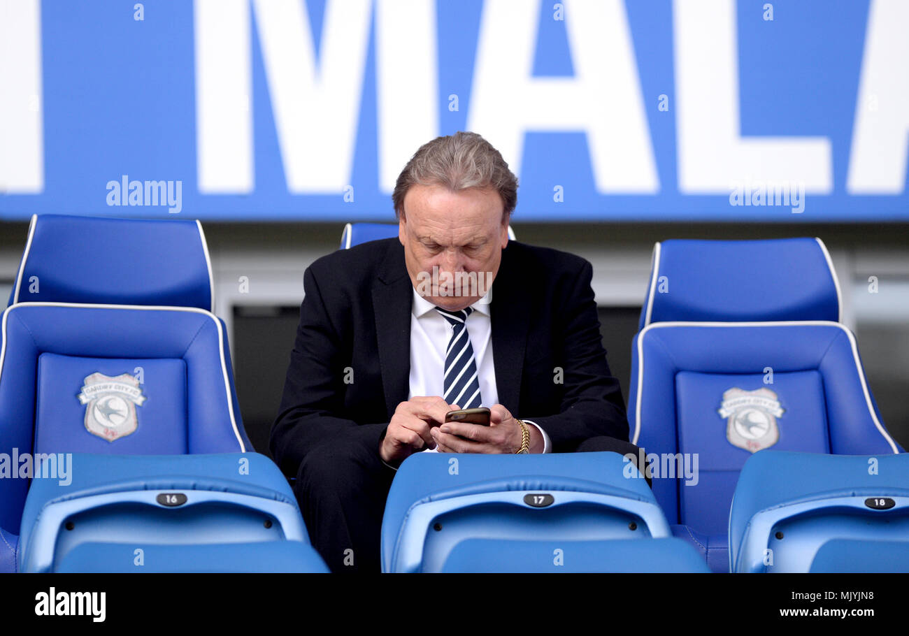 Cardiff City Manager Neil Warnock nutzt sein Handy vor dem Sky Bet ...