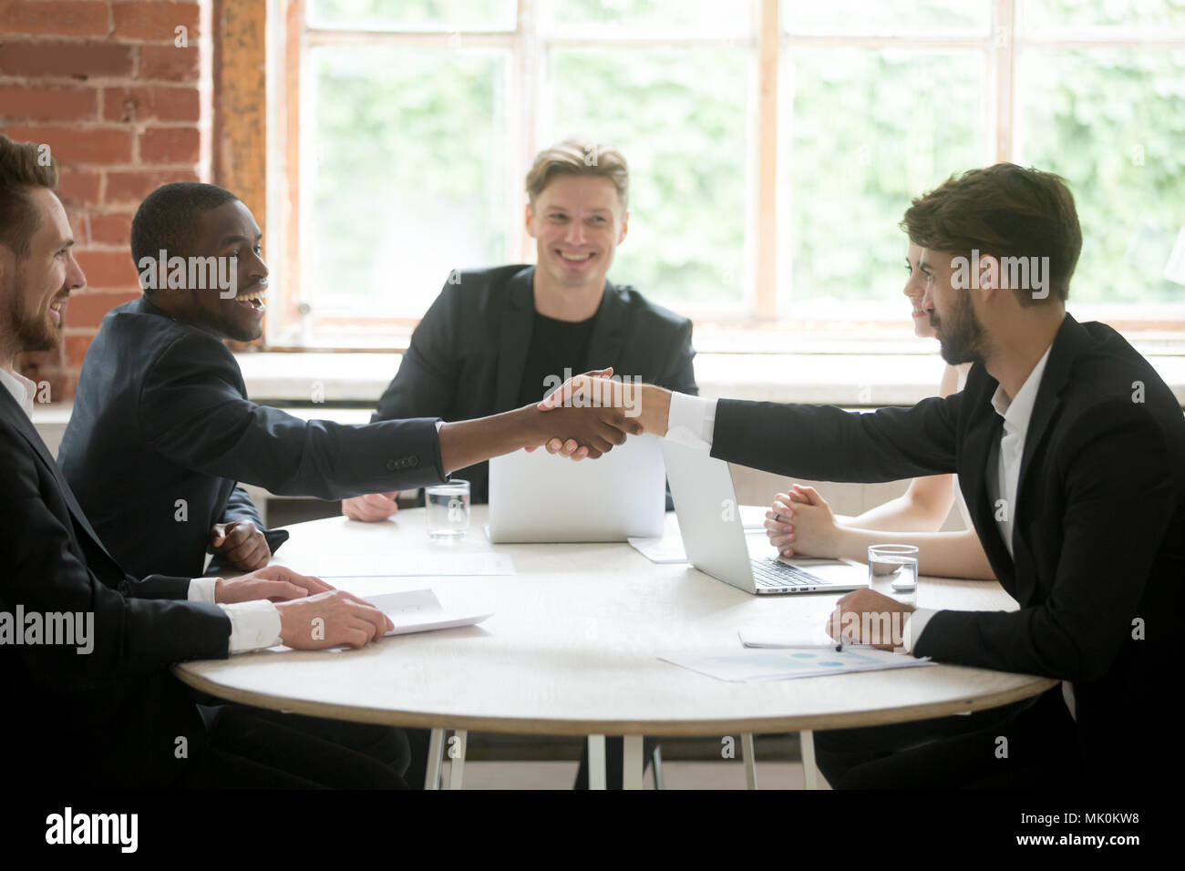 Neuer kollege -Fotos und -Bildmaterial in hoher Auflösung – Alamy