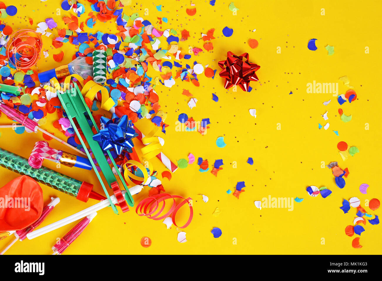 Bunte party Rahmen mit Geburtstag objets auf gelben Hintergrund. Feier ...
