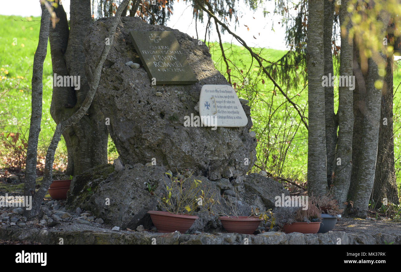 18 April 2018, Deutschland, Herrlingen: ein Stein erinnert an Erwin ...