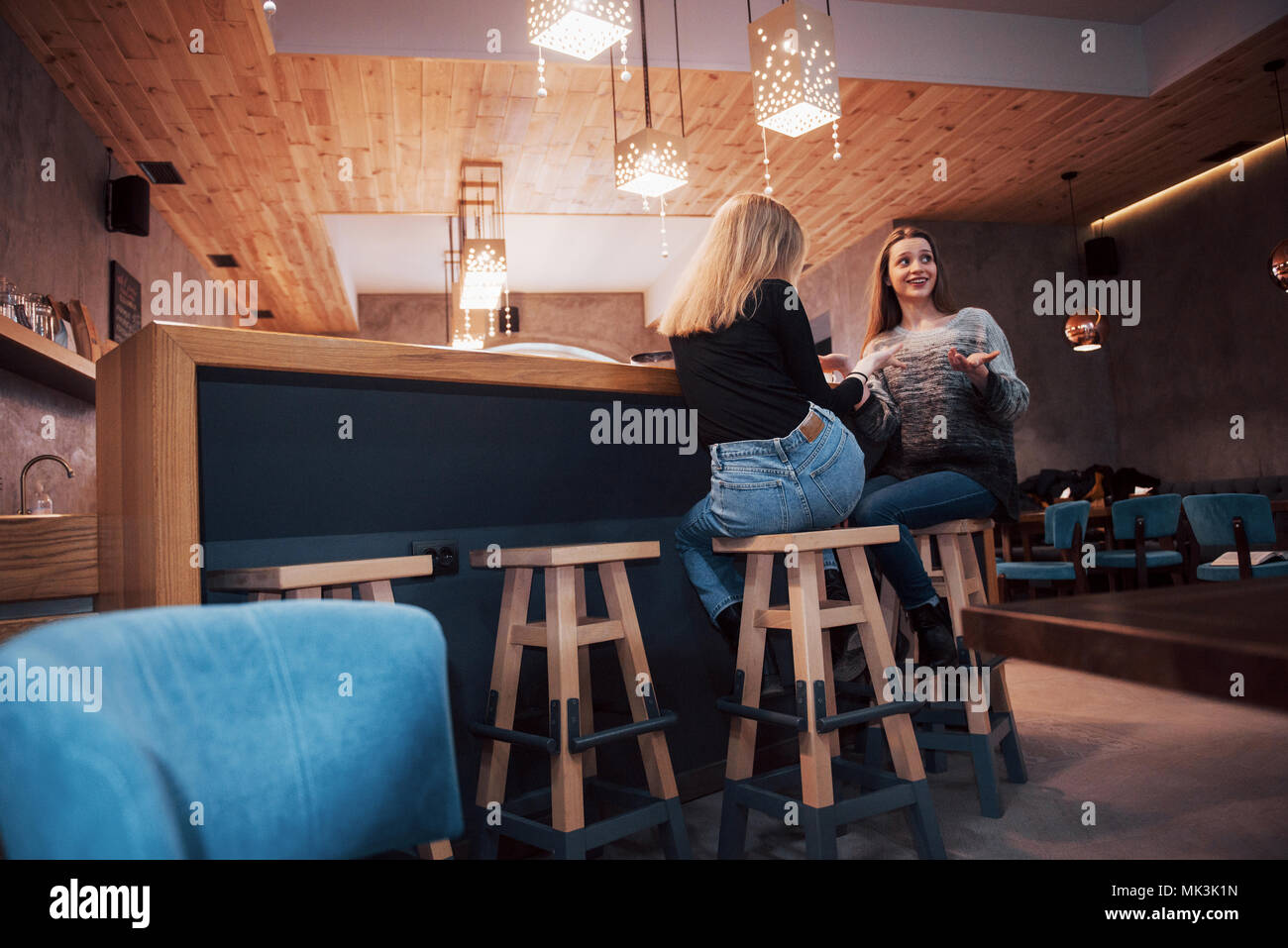 Getonten Bild der besten Freunde in Datum in ein Café oder Restaurant ...