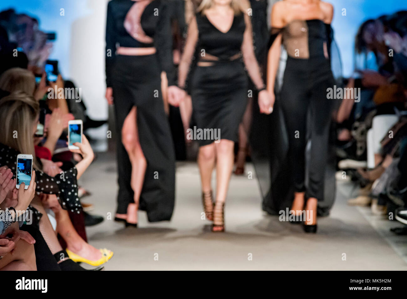 Weibliche runway modelle -Fotos und -Bildmaterial in hoher Auflösung ...