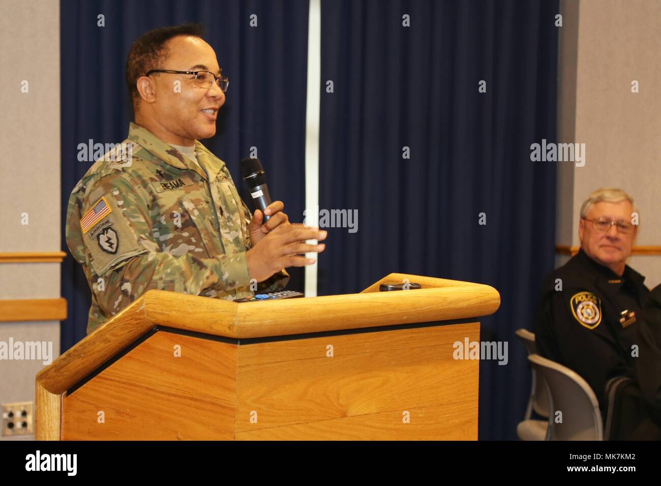 Kaplan (Lt. Col.) Ike Eweama, Garnison Kaplan, bietet einleitenden ...