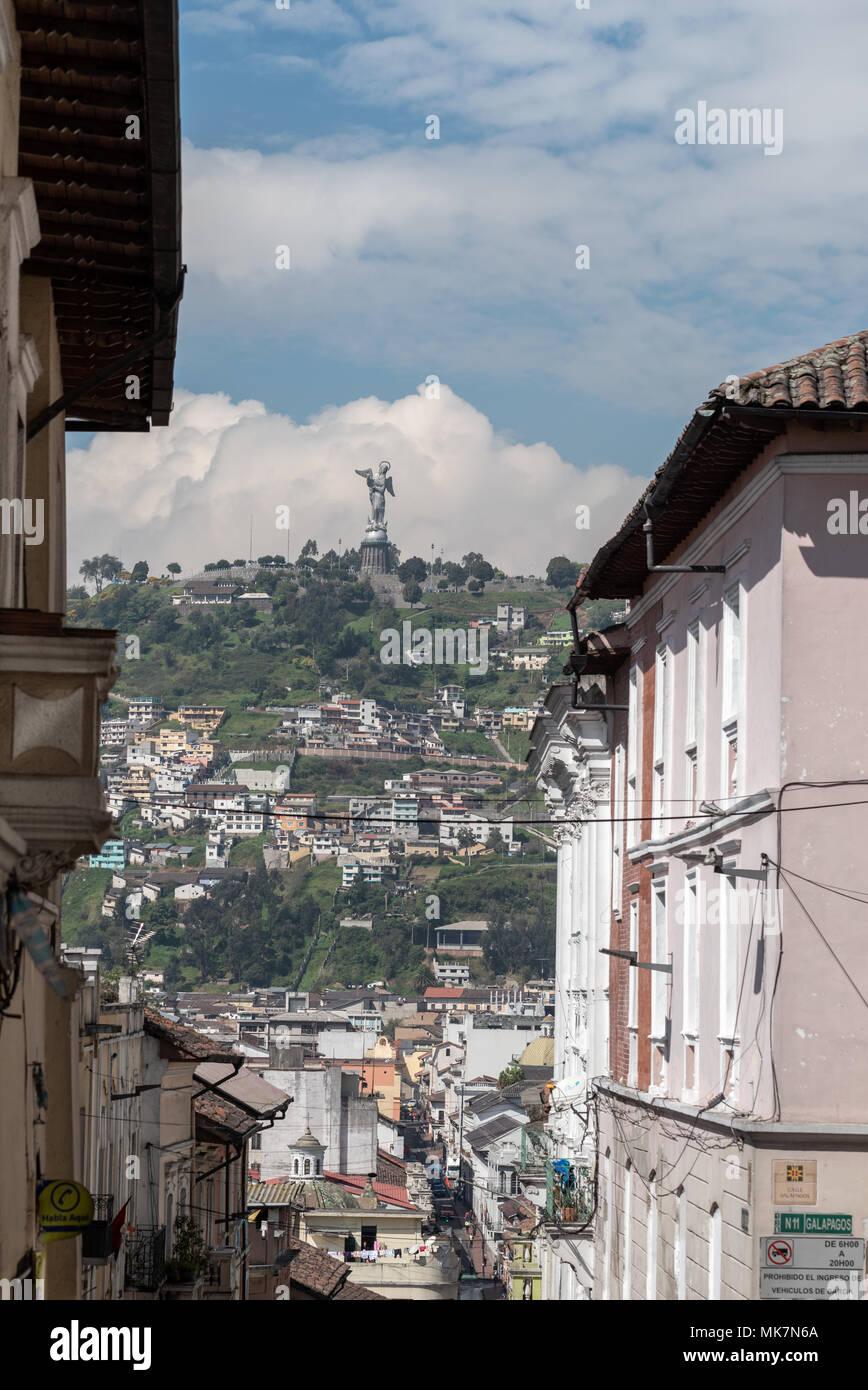 Virgen de Quito Statue auf El Panecillo Hill von der historischen Altstadt von Quito, Ecuador ...
