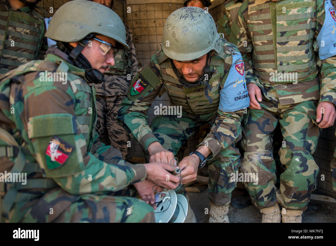 Afghanische Commando Ingenieure einfedern Detonation Kabel in eine ...