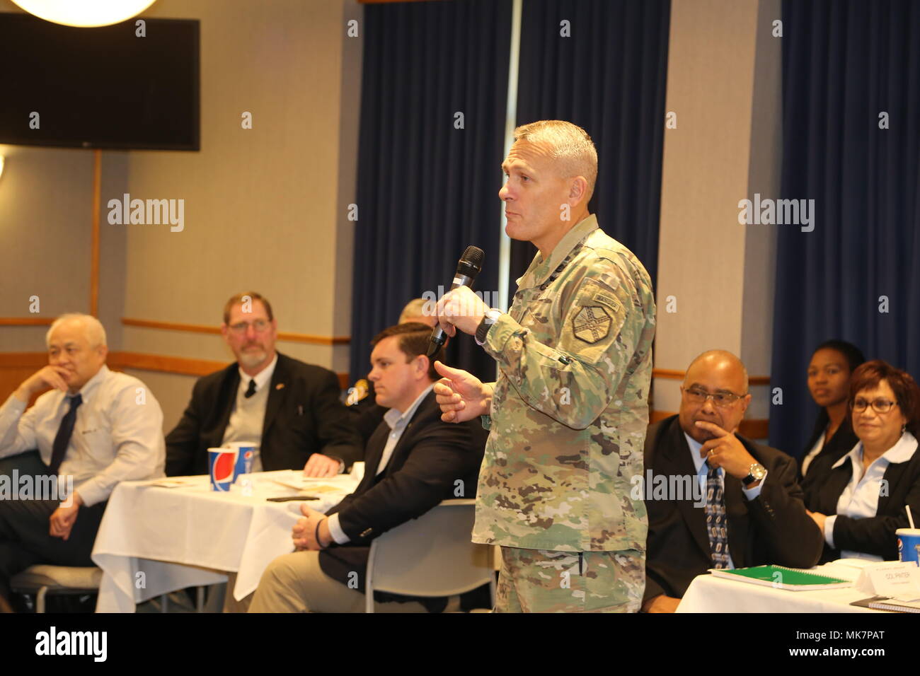 Fort McCoy Garnison Kommandant Oberst David J. Pinter Sr. enthält ...