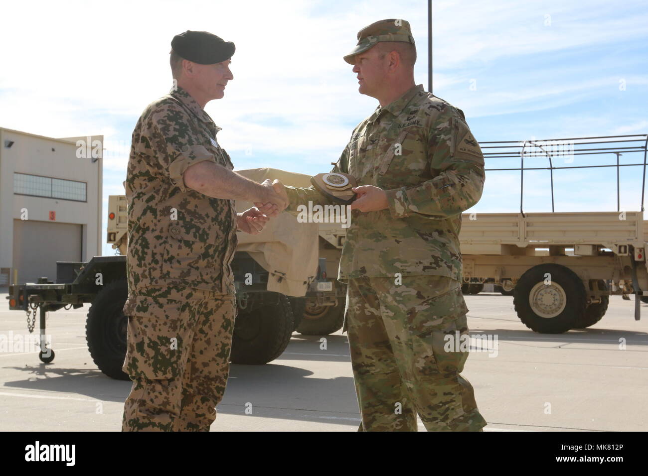 Brig. Gen. Pekka J. Toveri, Finnische Militärattaché, gibt Oberst ...