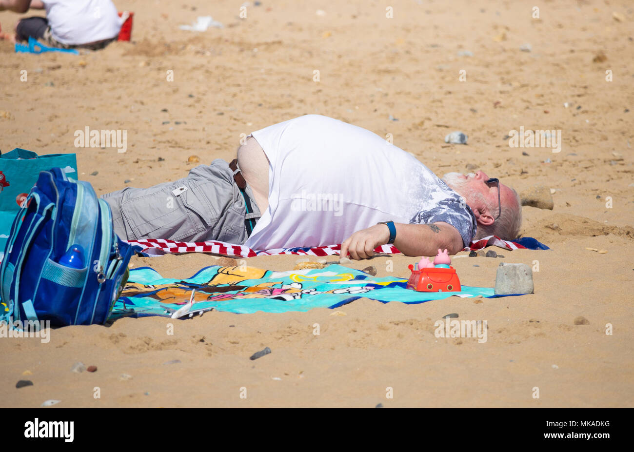 Dicker mann strand sonnenbaden -Fotos und -Bildmaterial in hoher ...