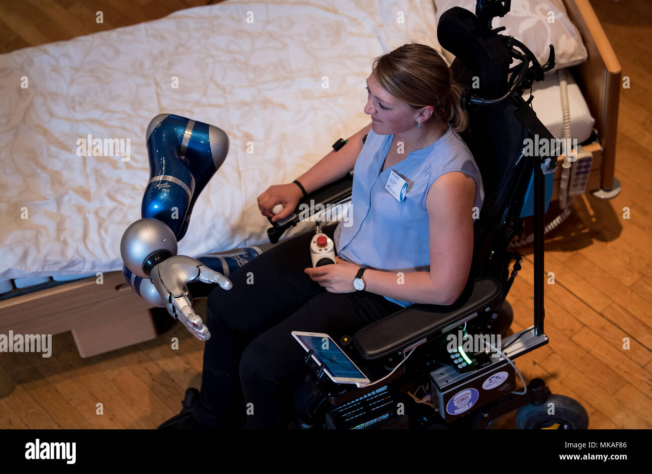 07. Mai 2018, Deutschland, Garmisch-Partenkirchen. Ein Mitarbeiter des Deutschen Zentrums für ...