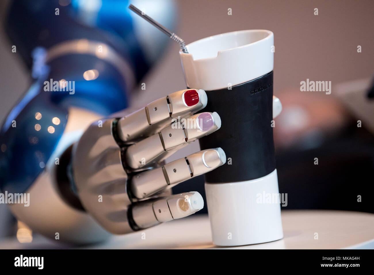 07. Mai 2018, Deutschland, Garmisch-Partenkirchen. Ein Mitarbeiter des Deutschen Zentrums für ...