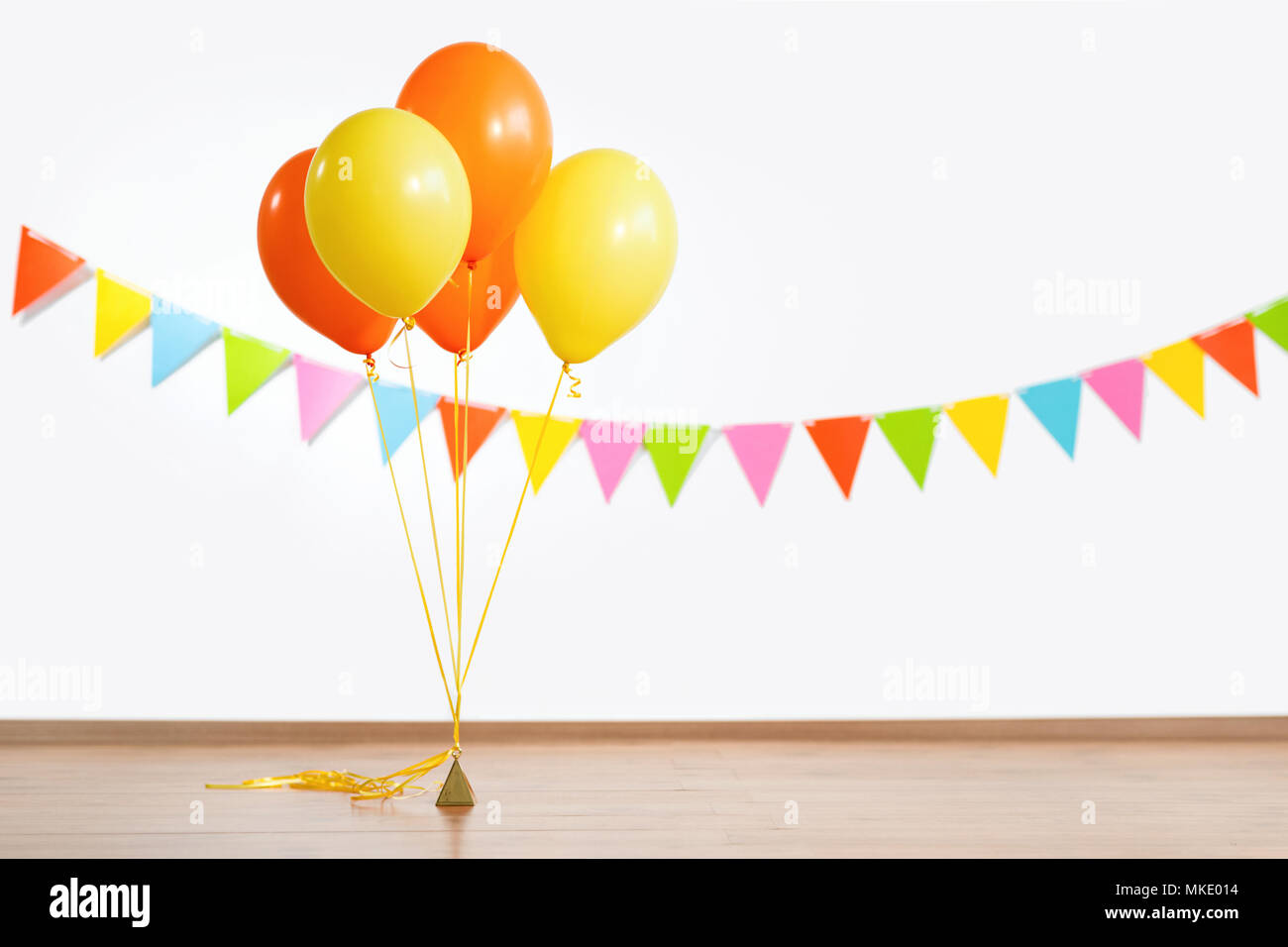Girlande dreieckige flagge -Fotos und -Bildmaterial in hoher Auflösung ...