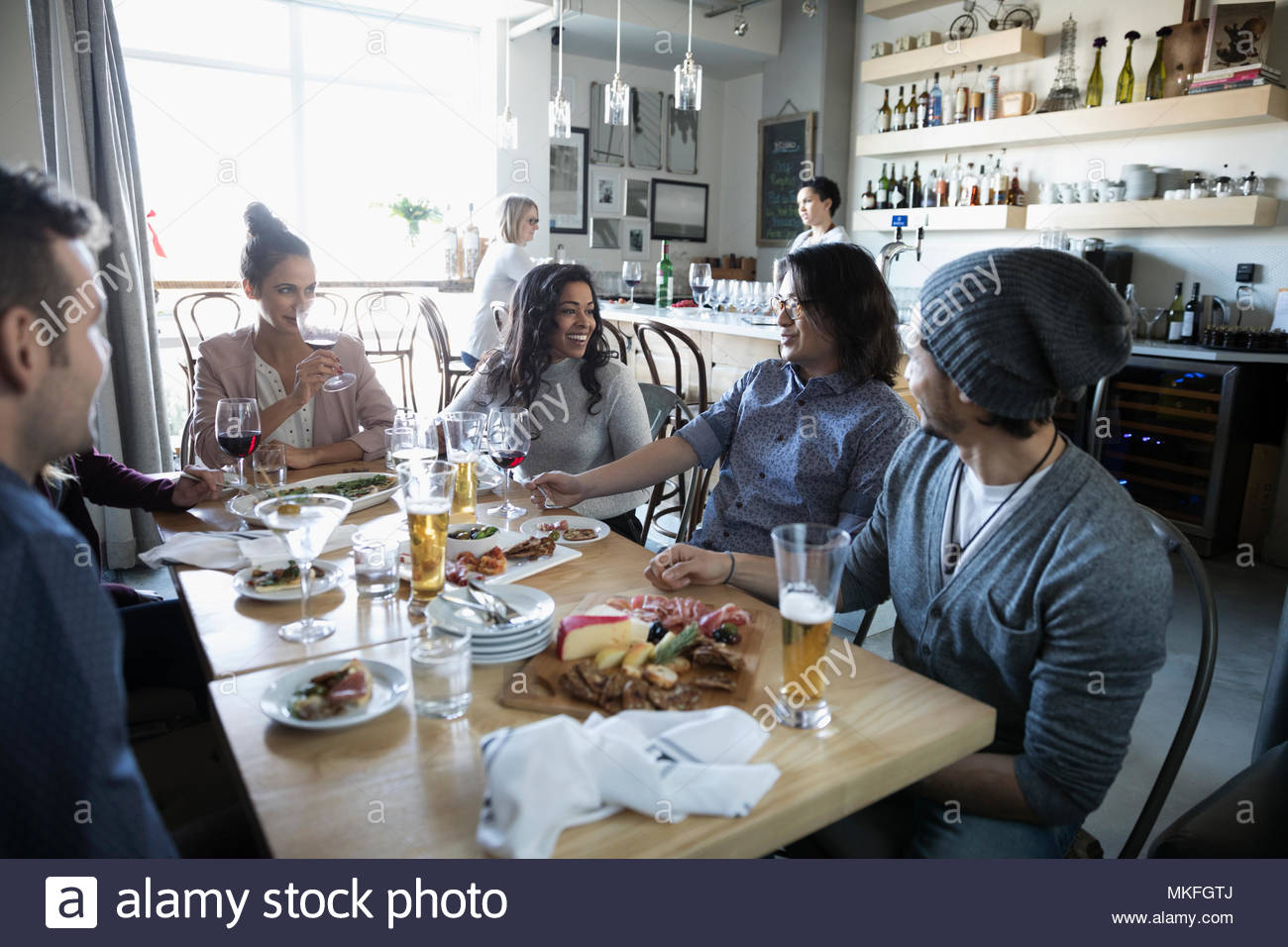 Tisch trinken -Fotos und -Bildmaterial in hoher Auflösung – Alamy