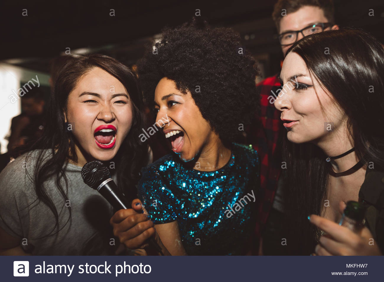 Singende person -Fotos und -Bildmaterial in hoher Auflösung – Alamy