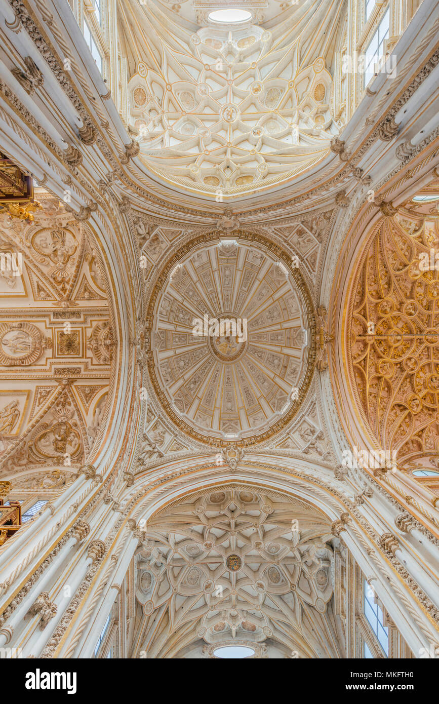 Gewölbte Decke mit Stuck und Gold, Mezquita-Catedral de Córdoba oder ...