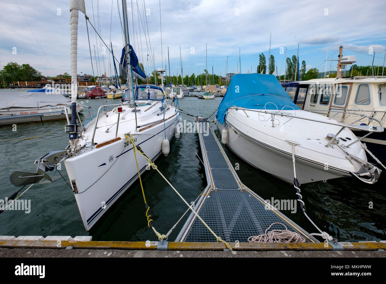 Boote und Yachten in der Marina in Zug, Schweiz, Europa Stockfotografie ...