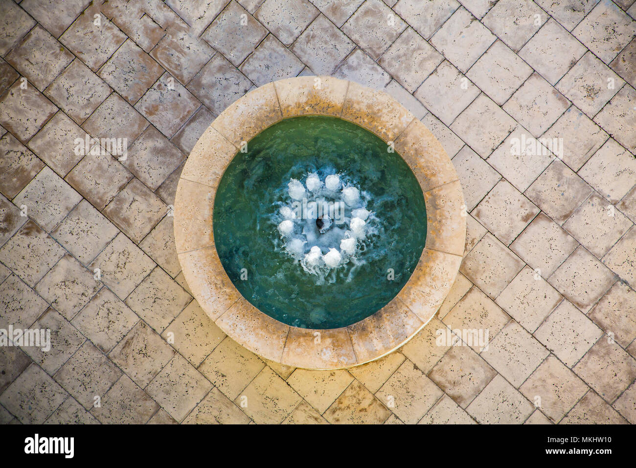 Eine alte Steinerne Brunnen auf einer Terrasse von der Geraden oben ...