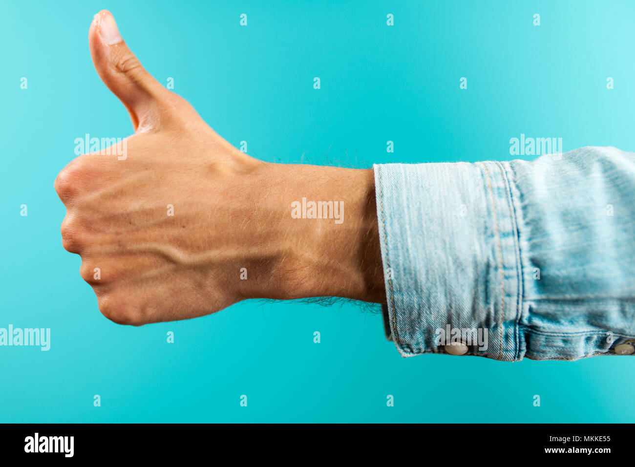 Hand mit daumen hoch -Fotos und -Bildmaterial in hoher Auflösung – Alamy