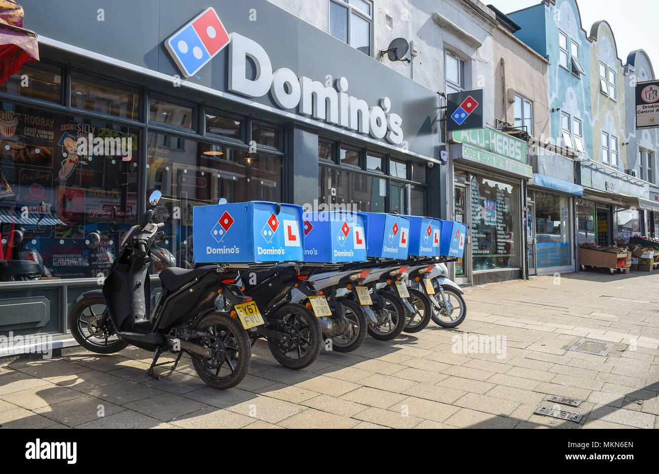 Dominos pizza lieferung roller -Fotos und -Bildmaterial in hoher ...