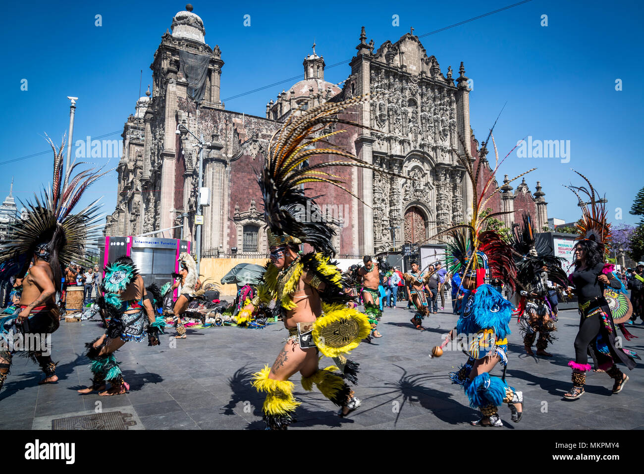 Aztekische ritual Dance Show neben der Metropolitan Kathedrale, Zocalo ...