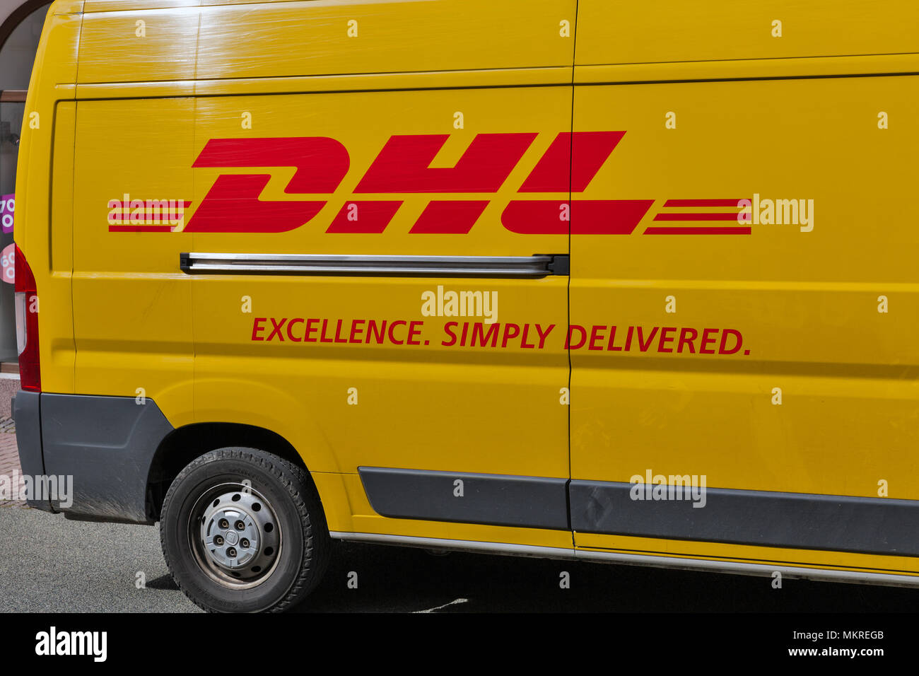 Gelbes dhl auto -Fotos und -Bildmaterial in hoher Auflösung – Alamy