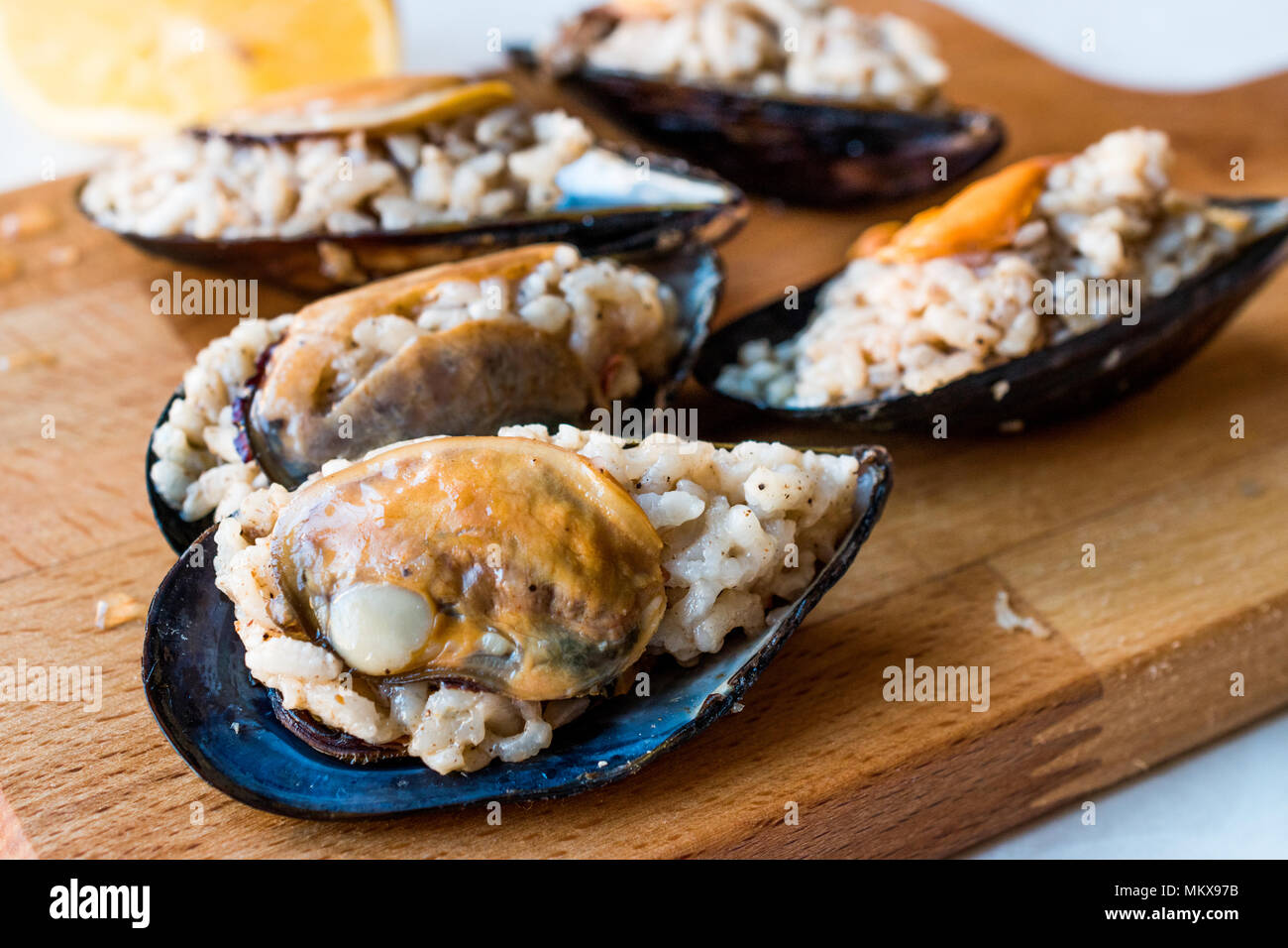 Türkische Street Food gefüllte Muscheln mit Zitrone/Midye Dolma ...