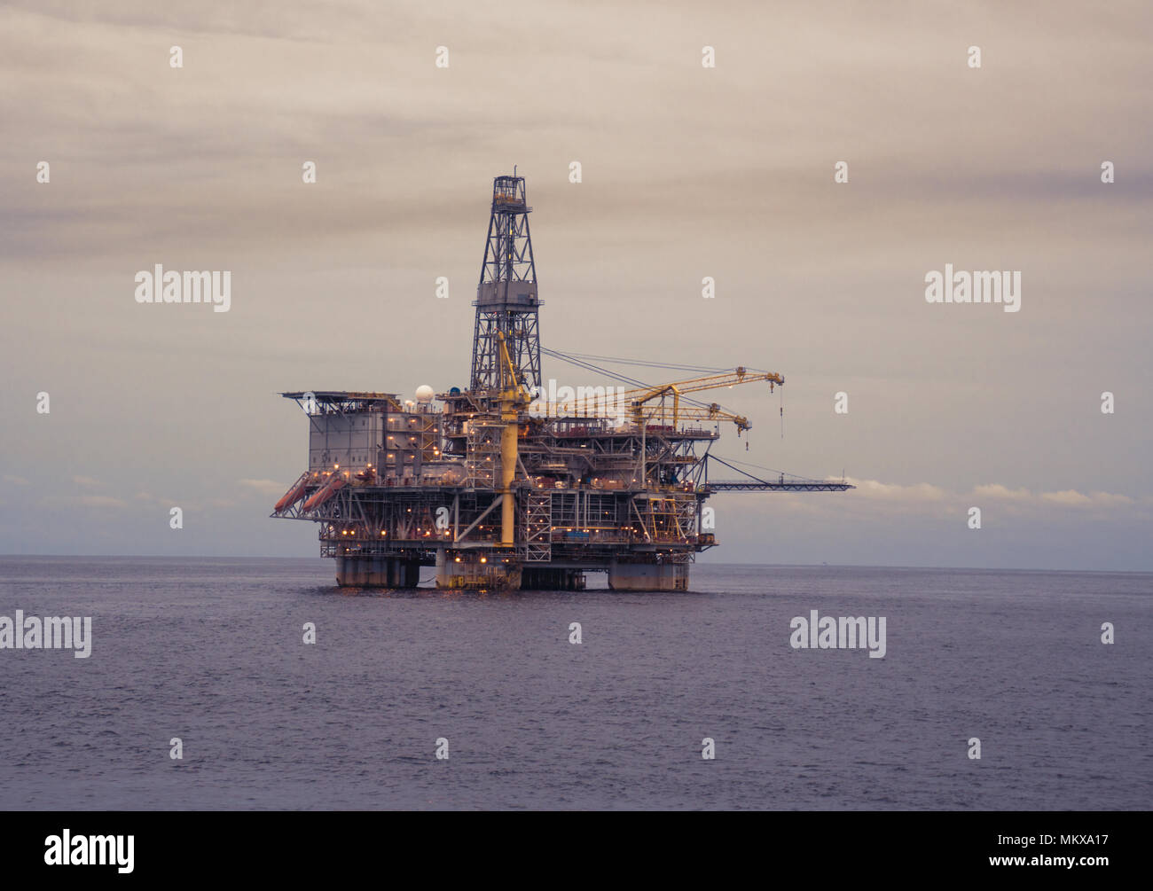 Spannung bein Bohrinsel Plattform. Offshore Öl- und Gasindustrie ...