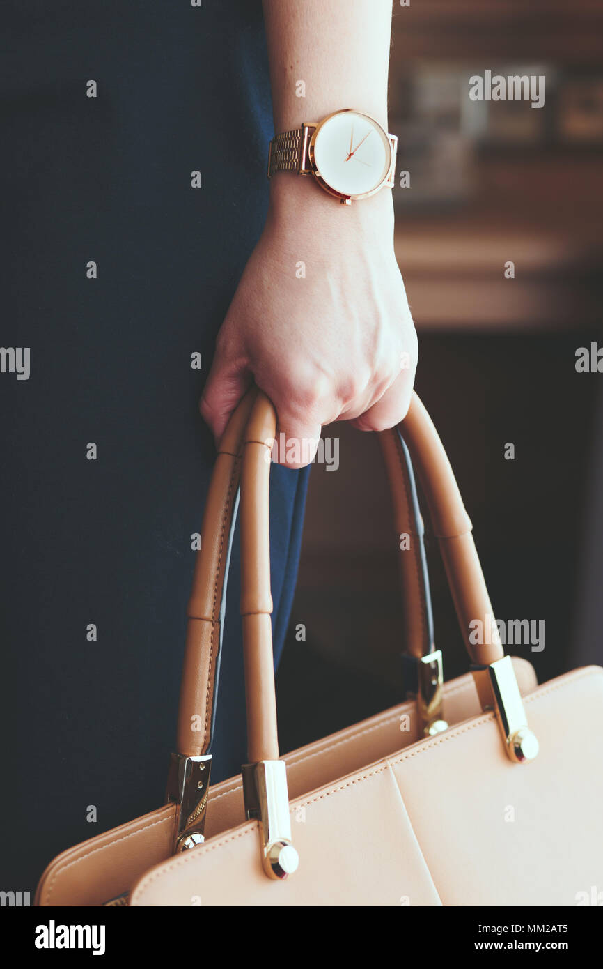 Frau leder outfit -Fotos und -Bildmaterial in hoher Auflösung – Alamy