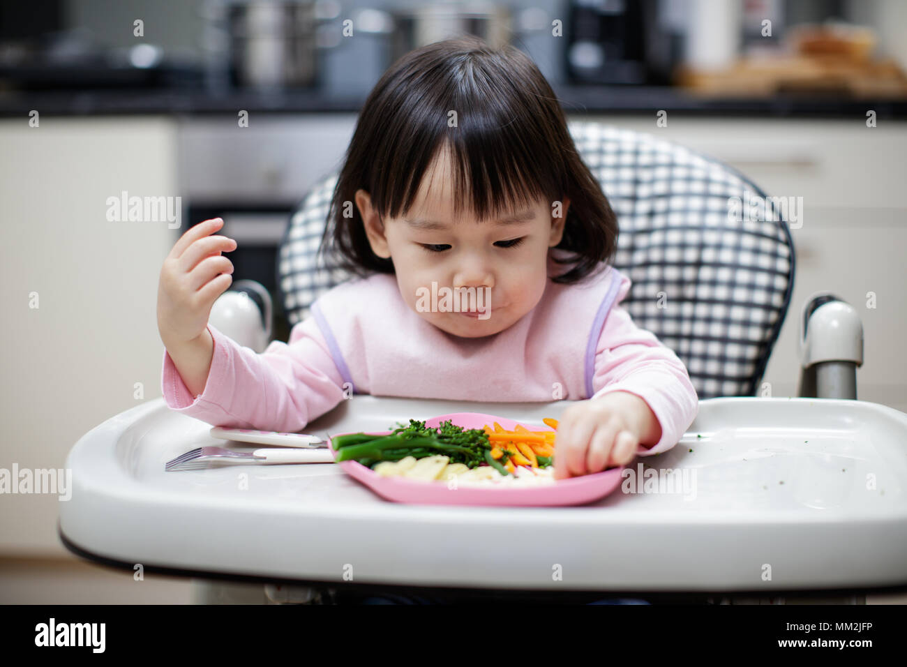 Children eating spaghetti kitchen -Fotos und -Bildmaterial in hoher ...