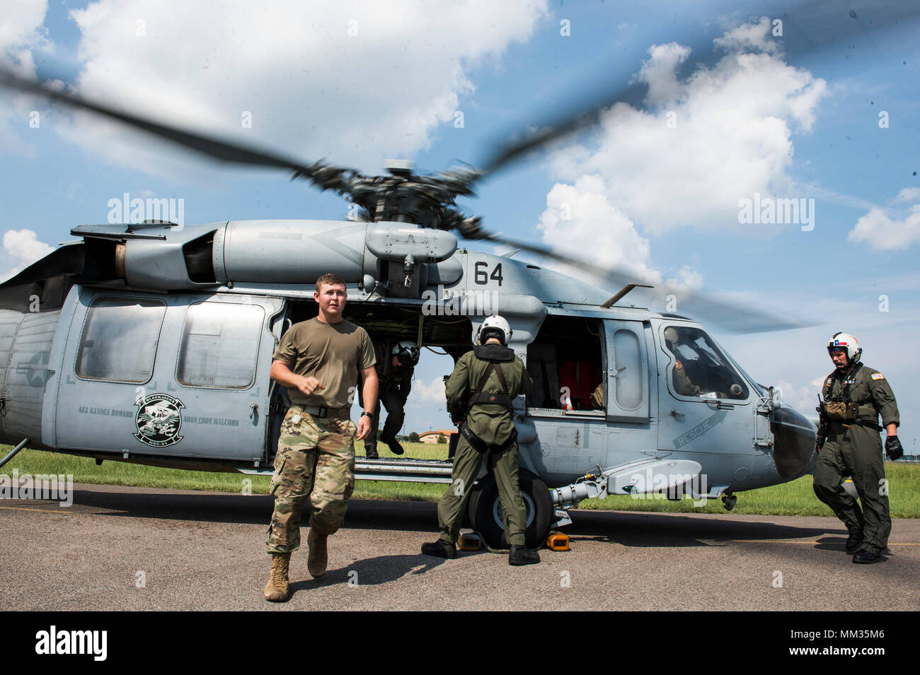 Soldaten der US-Army und US-Navy Matrosen bereiten Wasser und Nahrung ...