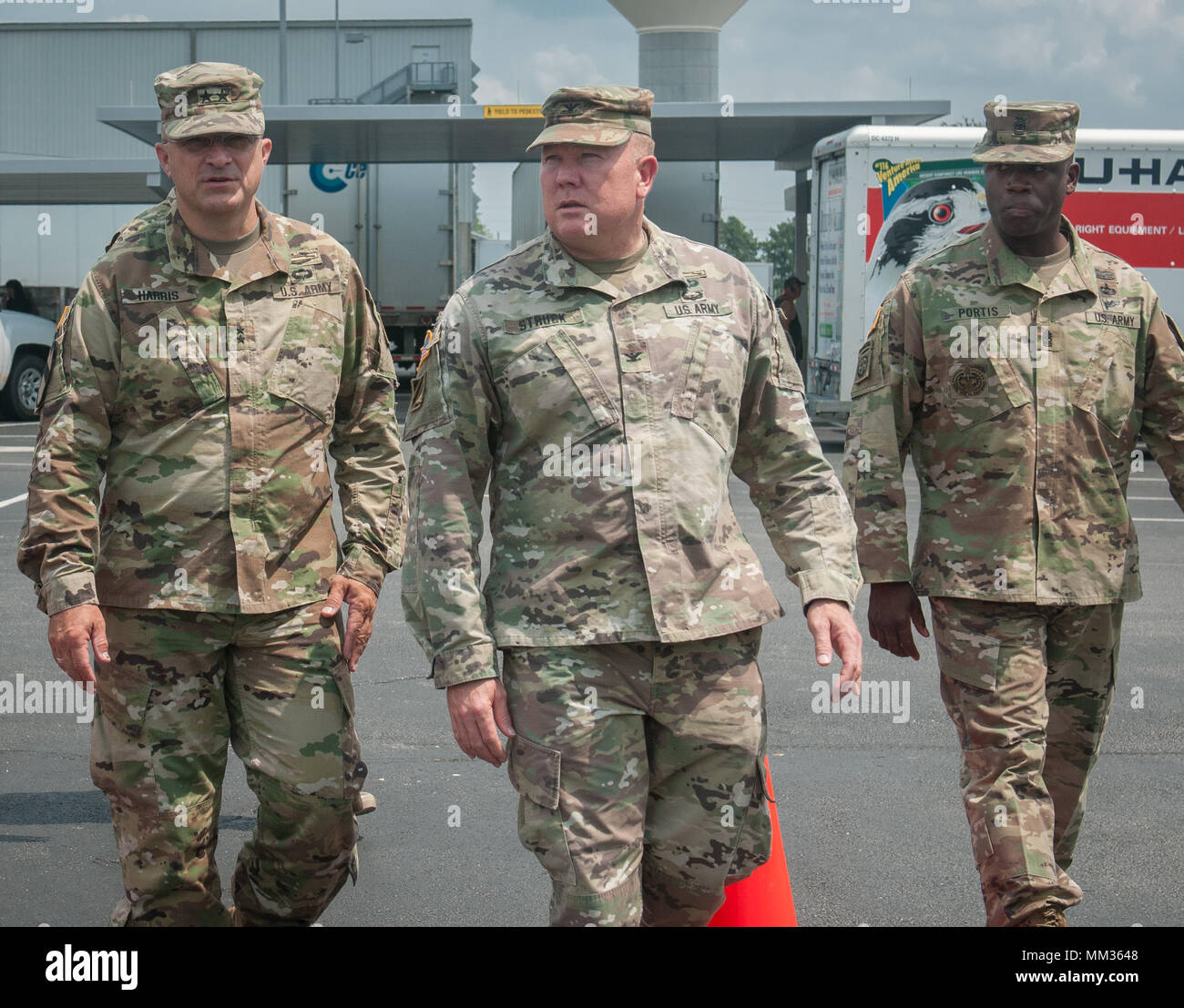 Generalmajor Brian C. Harris (links), Commander, Kontingenz Command ...
