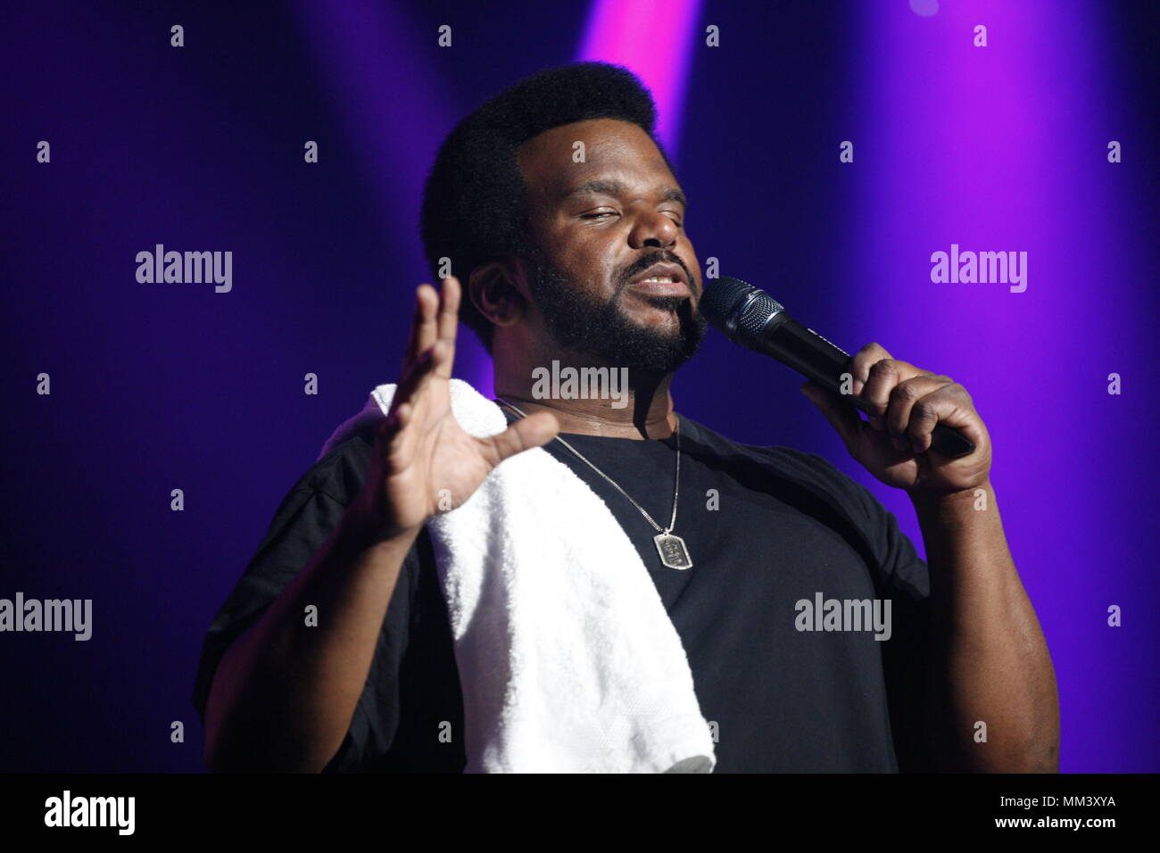 Schauspieler Craig Robinson führt live auf der Bühne des Xcite Center ...