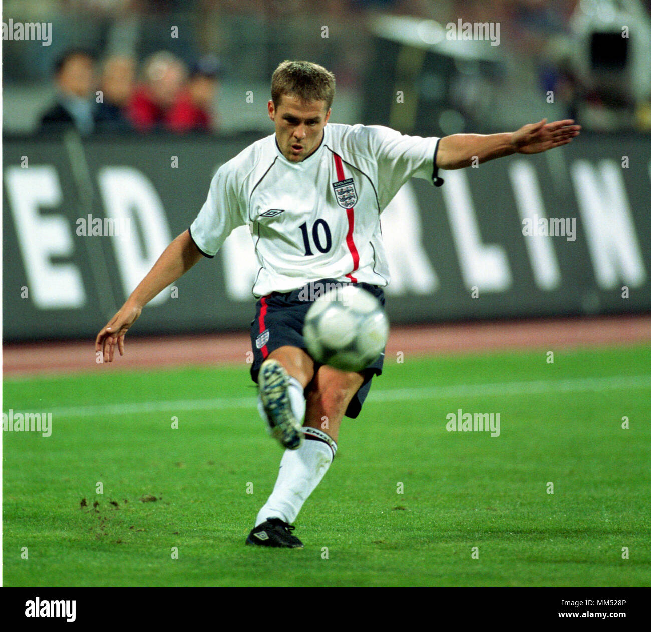 Michael owen england 2001 -Fotos und -Bildmaterial in hoher Auflösung ...
