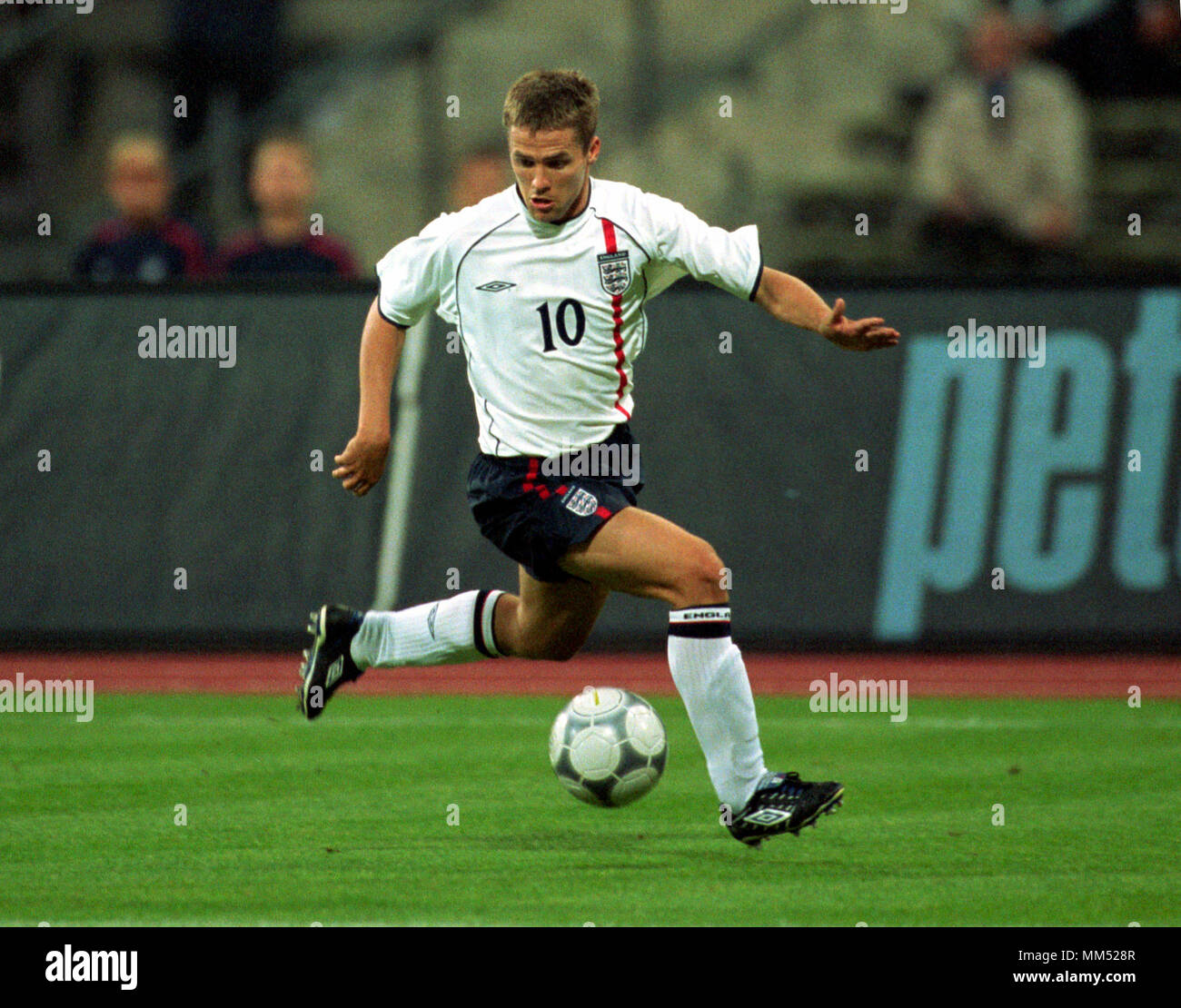 Michael owen england 2001 -Fotos und -Bildmaterial in hoher Auflösung ...