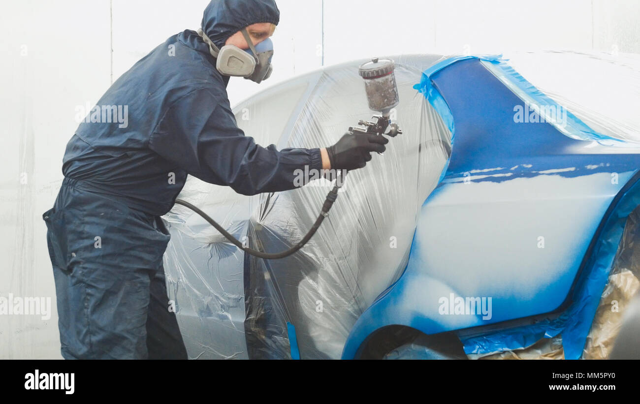 Professionelle Autolackierer im Fahrzeug Werkstatt Stockfotografie - Alamy