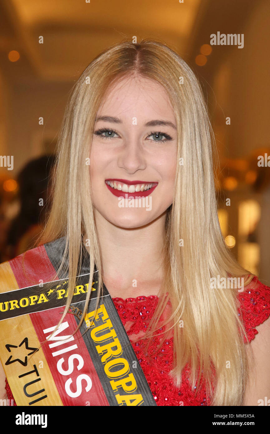 Berühmtheiten besuchen Wohltätigkeitsveranstaltung "Blauer Ball 2018 ...