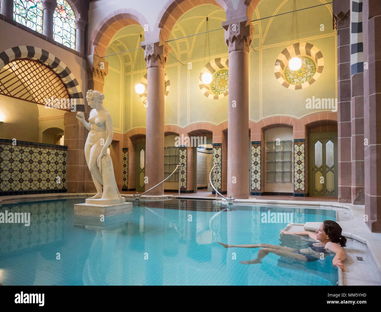 Frau Entspannen im Schwimmbad von Palais-Thermal von Bad Wildbad, Baden ...