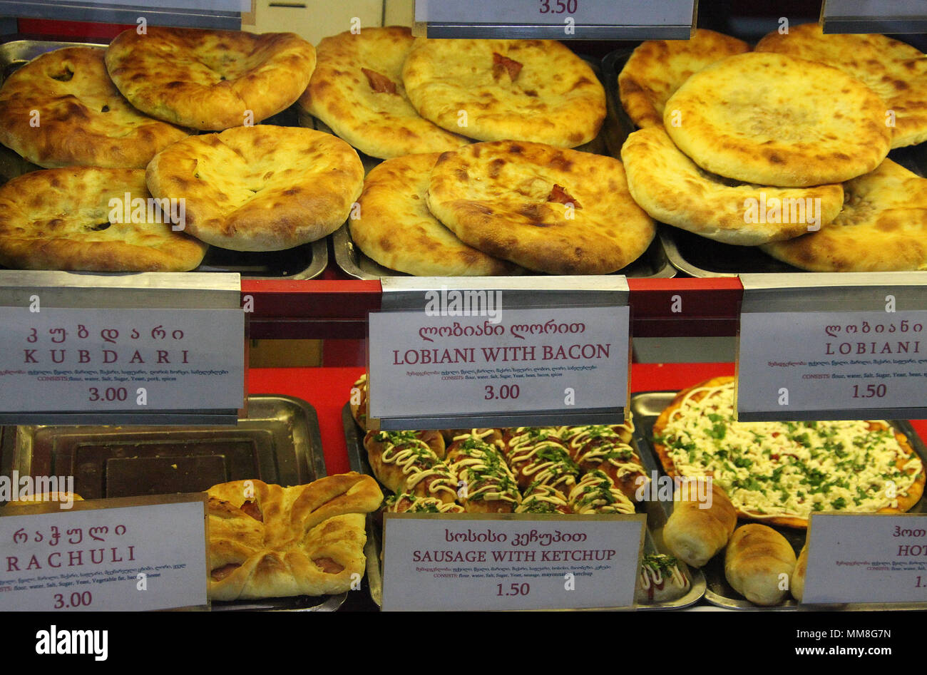 Backen von georgischem brot -Fotos und -Bildmaterial in hoher Auflösung ...