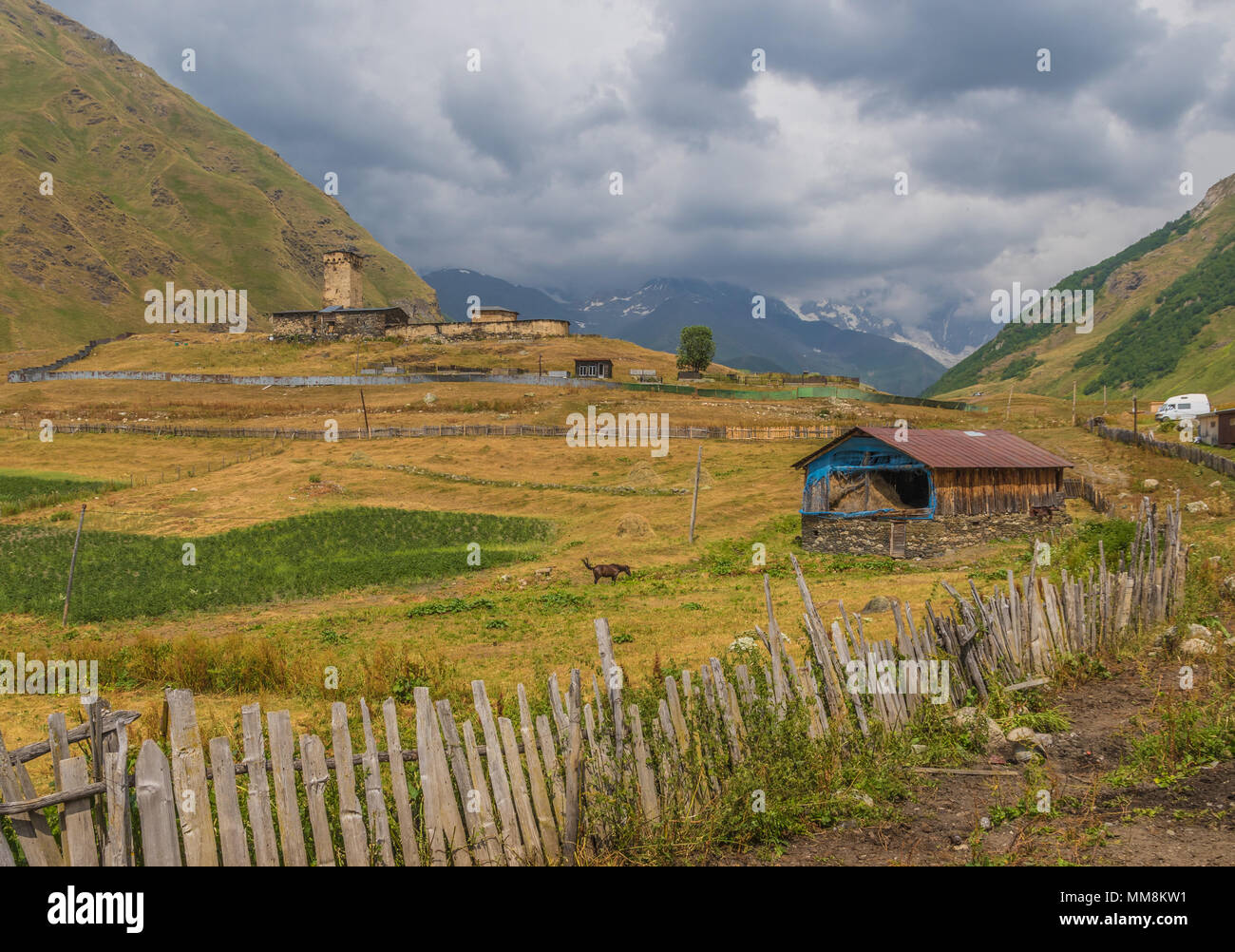 Swaneti Berge sind eine der eindrucksvollsten Beispiele der Georgischen ...