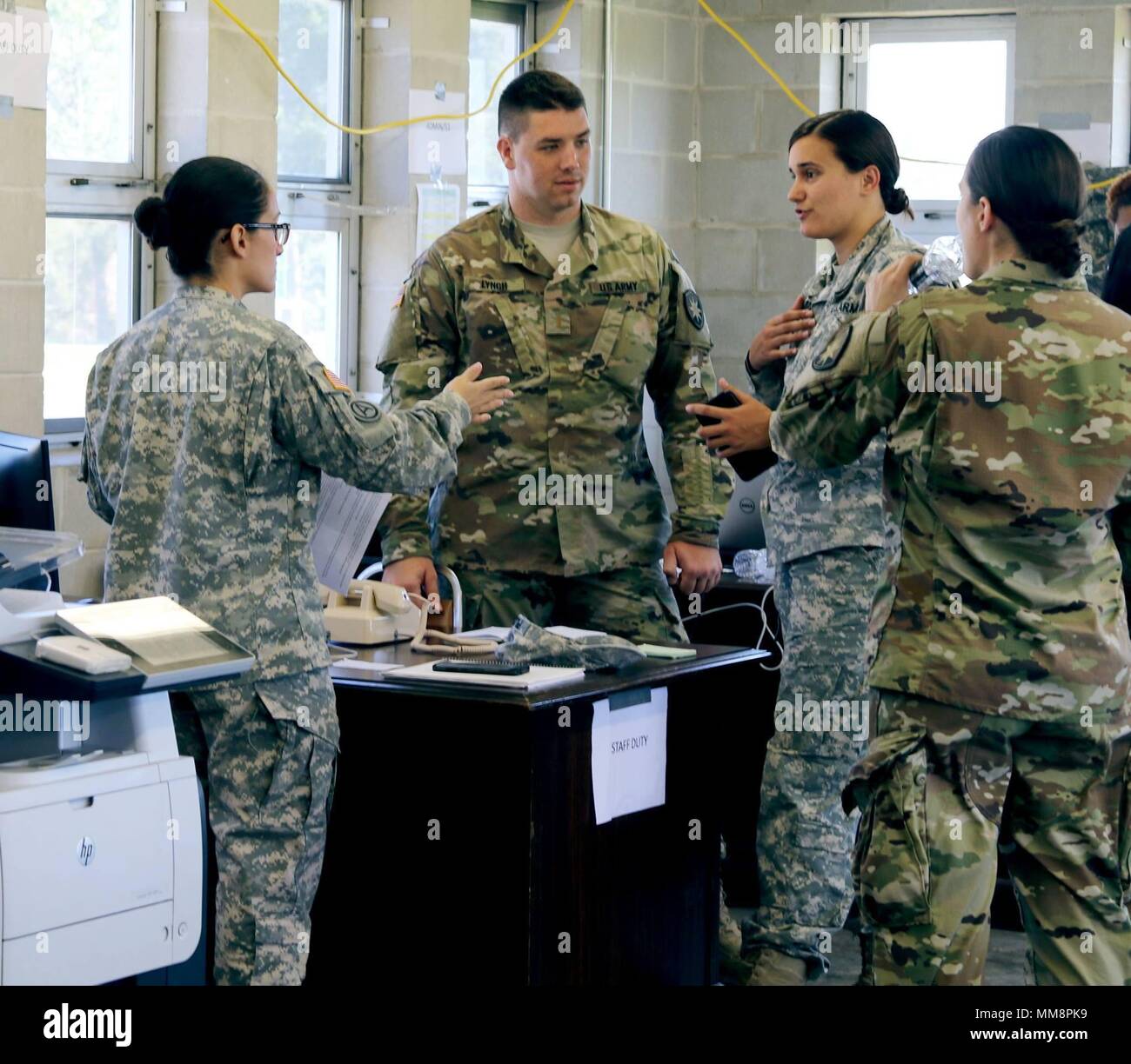 Maj. Michelle Collazo (links) trifft sich mit Soldaten in der Florida ...