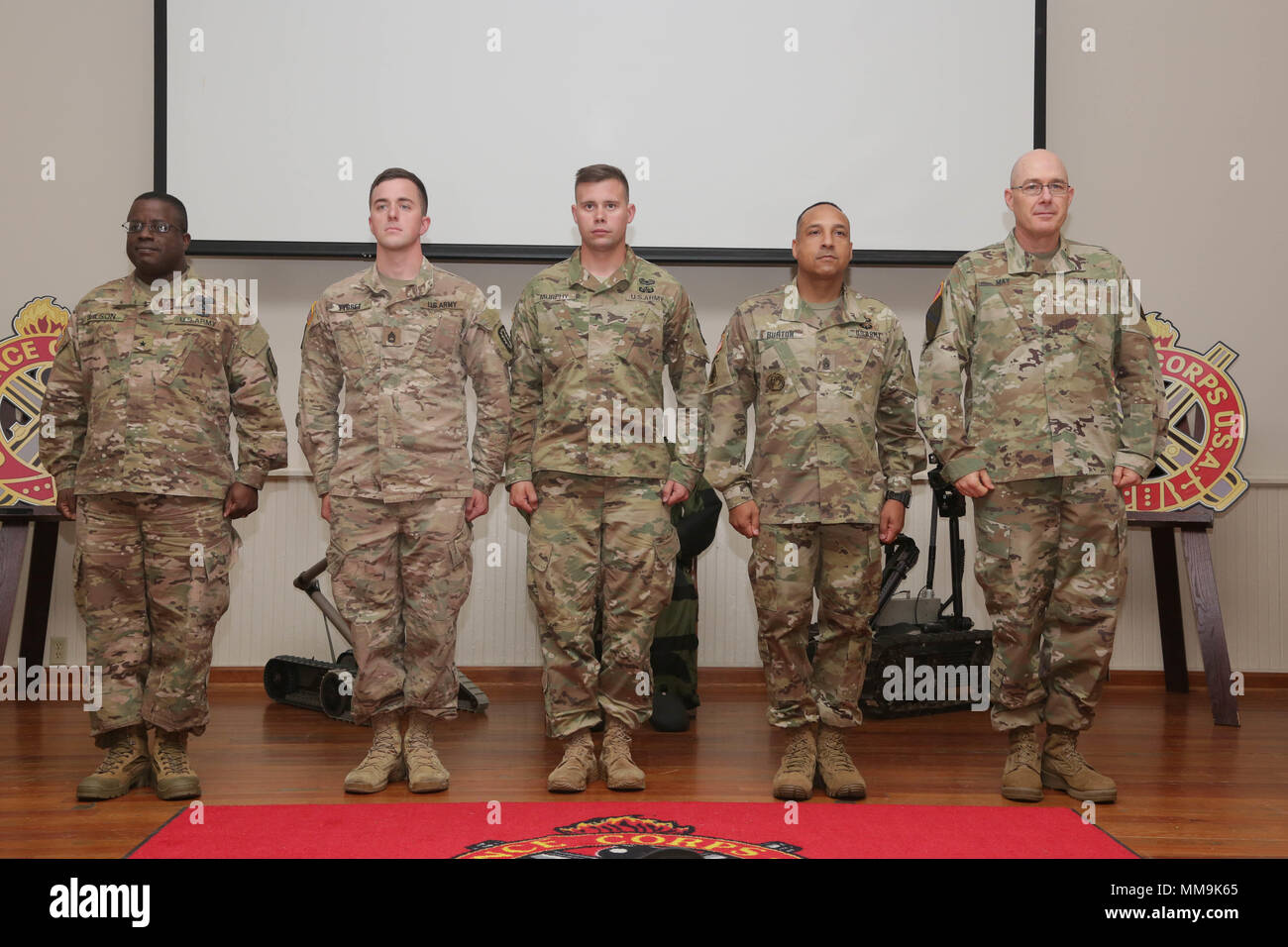 U.S. Army Chief Warrant Officer 5 Norman kann (ganz rechts), Command ...