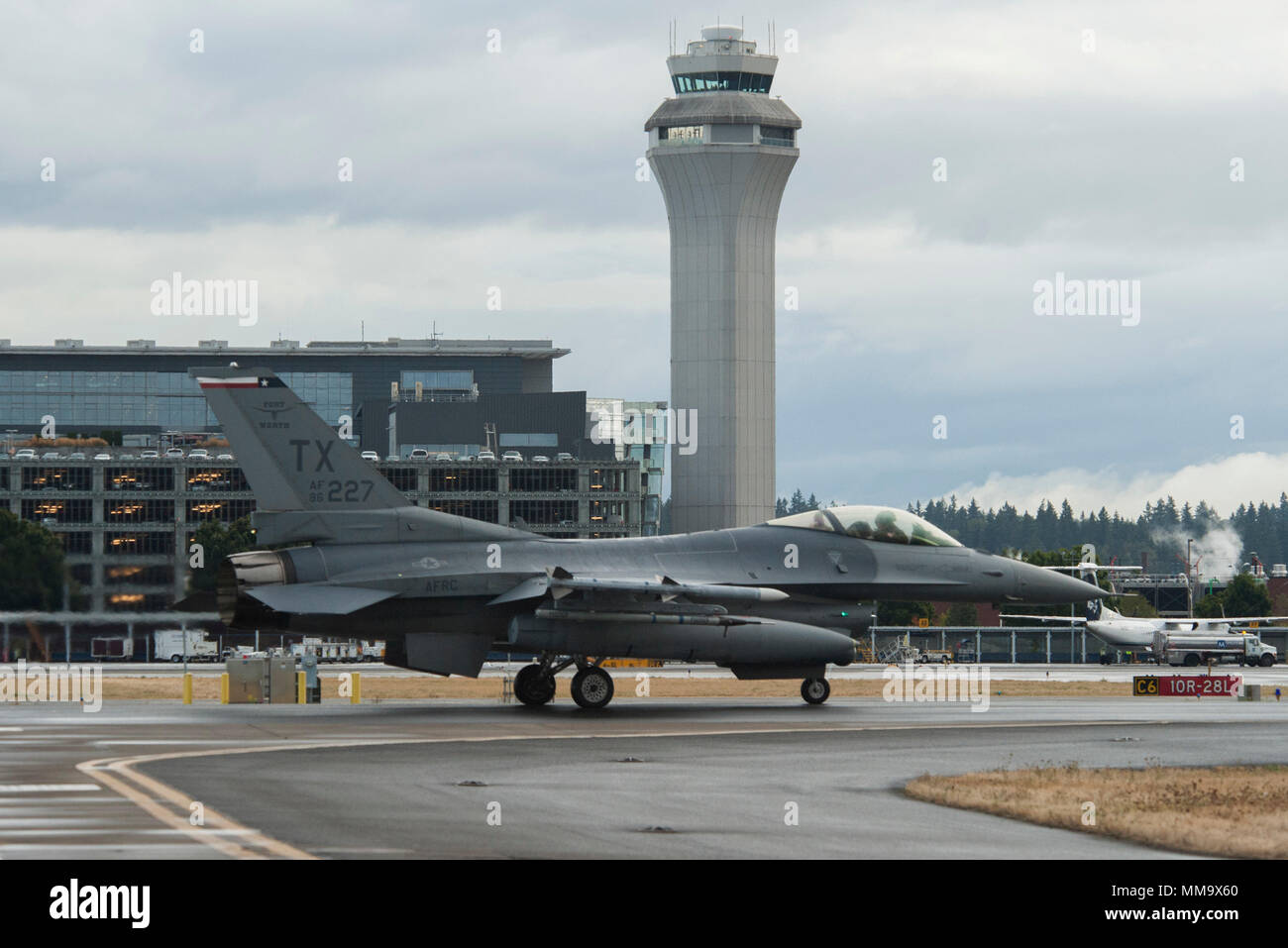 Ein US Air Force Reserve F-16 Falcon, die 301. Von Naval Air Station ...
