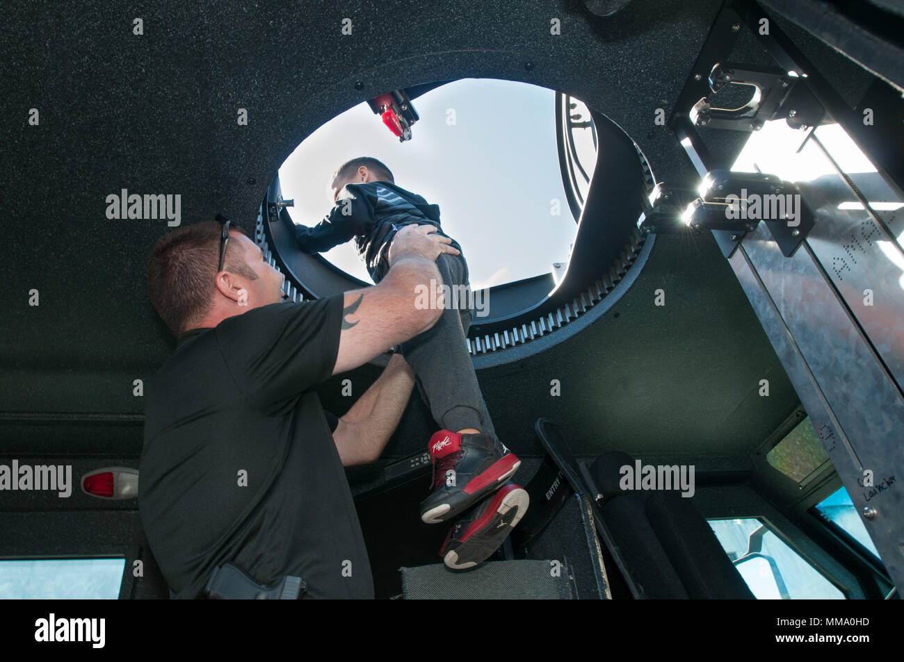 Police armored truck swat -Fotos und -Bildmaterial in hoher Auflösung ...