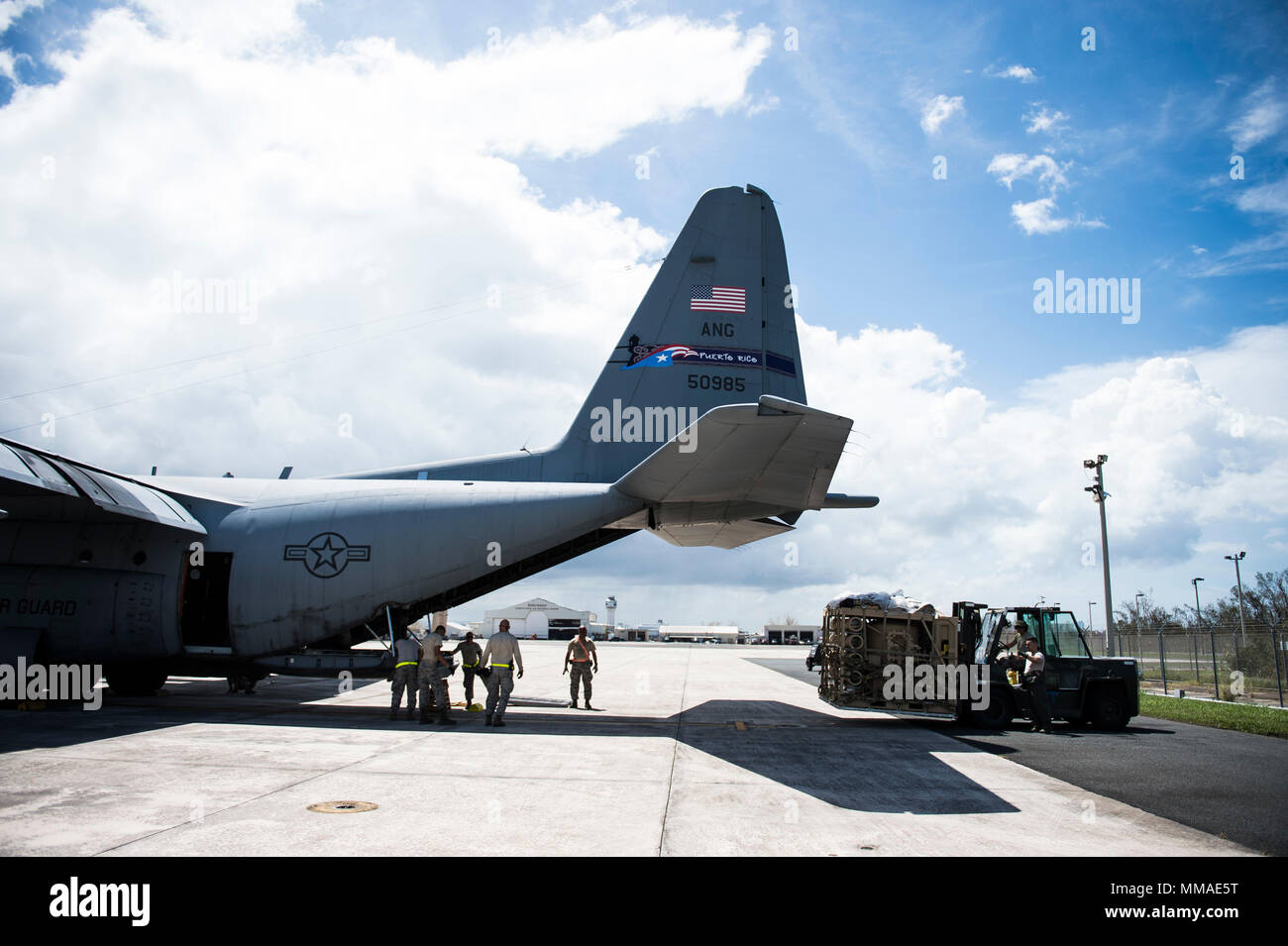 Airman 1st Class Edwin Ocasio, Recht, ein WC-130E Hercules Lademeister ...