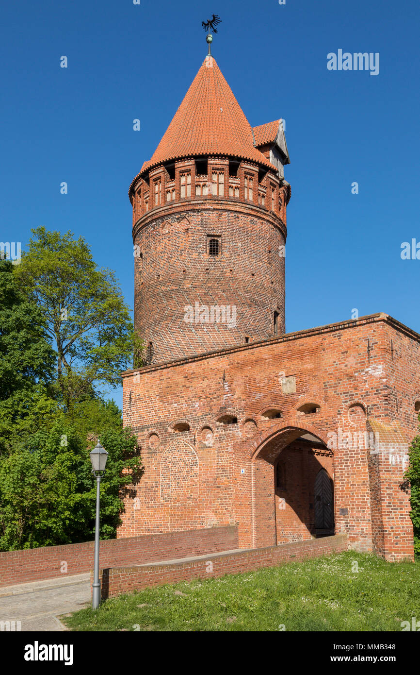 Tor und Turm von Schloss Tangermünde, Sachsen-Anhalt Stockfotografie ...