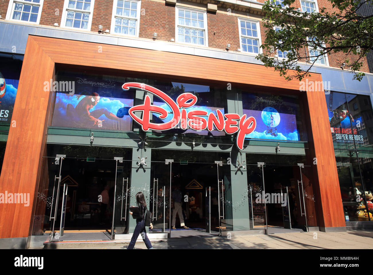 Disney store oxford street -Fotos und -Bildmaterial in hoher Auflösung ...