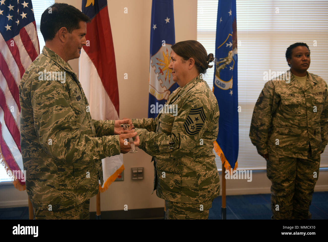 Us Air Force Colonel Michael "Troja" Gerock (links), der Kommandant der ...