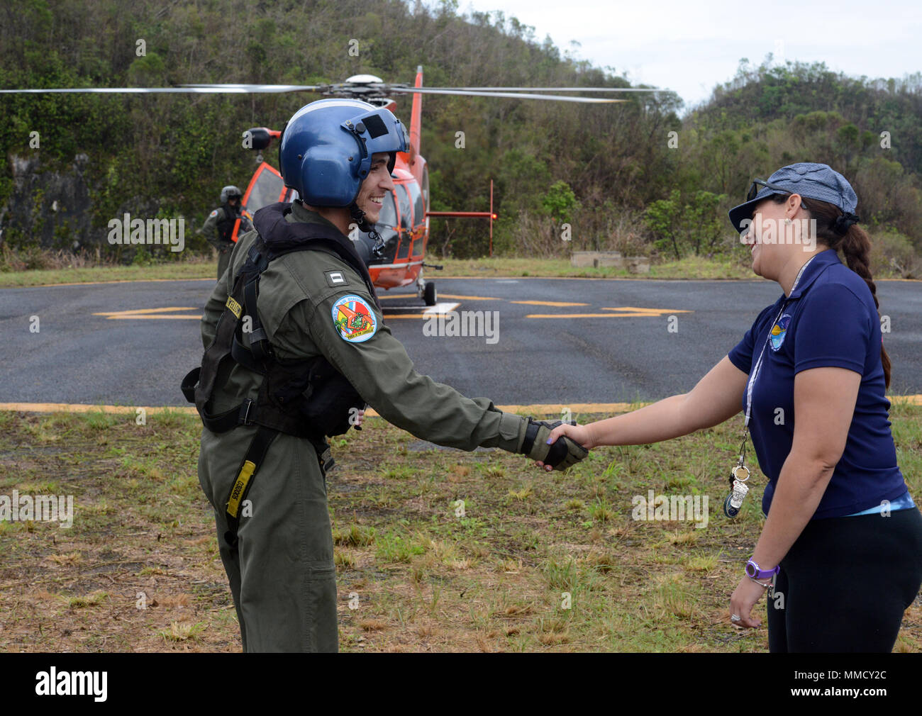 Lt. Brian Acuna, ein Pilot bei Coast Guard Air Station Borinquen in ...