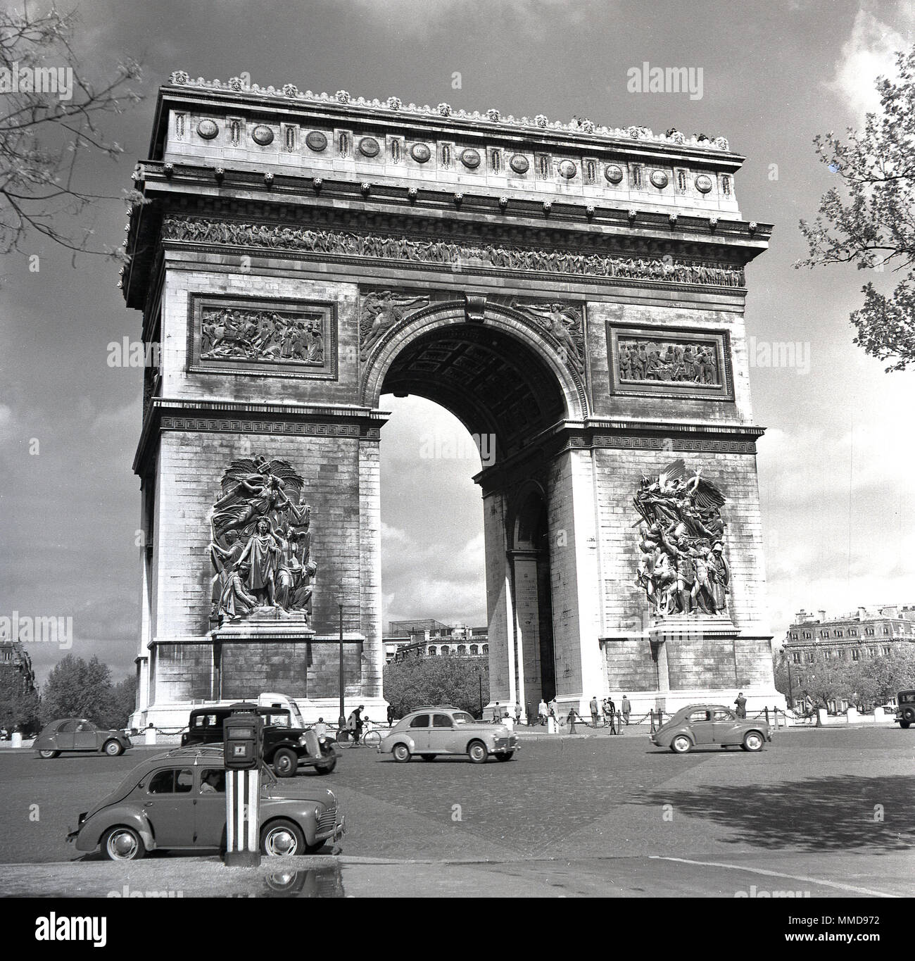 1950er Jahre, historische Bild von Fahrzeugen der Tag rund um den Arc ...